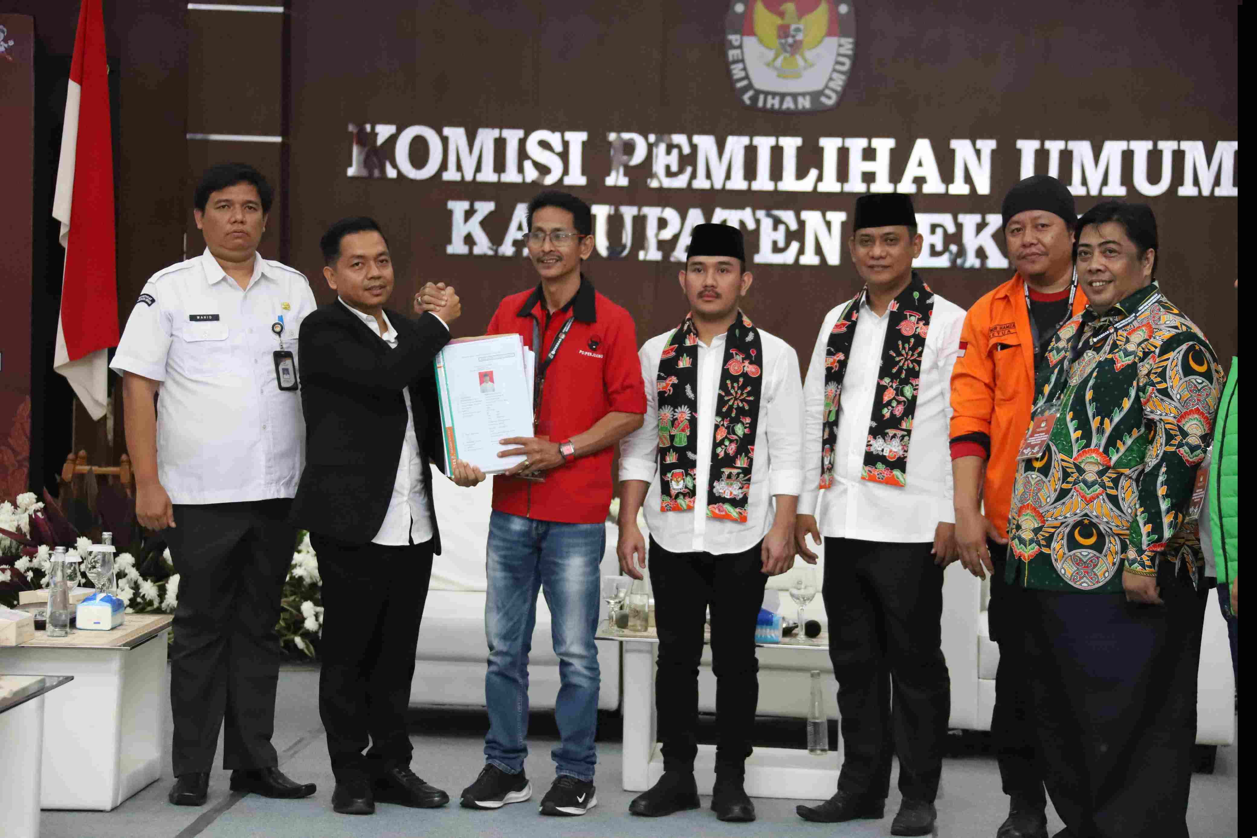 KPU Terima Pendaftaran Ade Kuswara Kunang dan Asep Surya Atmaja untuk ...