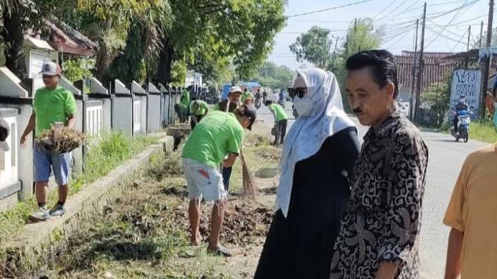Padat Karya Tunai Dana Desa, Pemdes Sindangmulya Ajak Warga Bersihkan Drainase