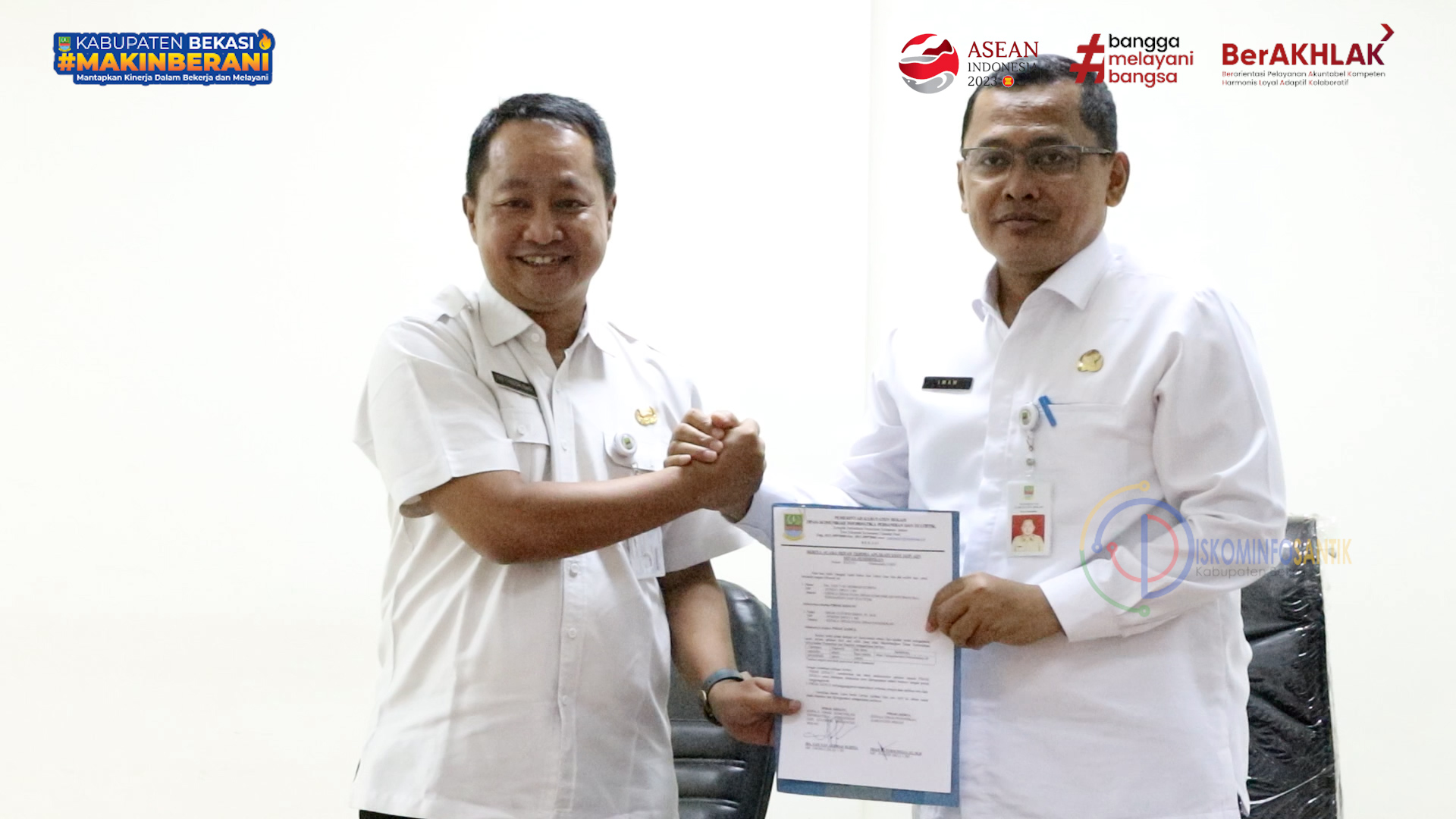 SEKDA KABUPATEN BEKASI DEDY SUPRIYADI SERAHKAN PIAGAM PENGHARGAAN ...