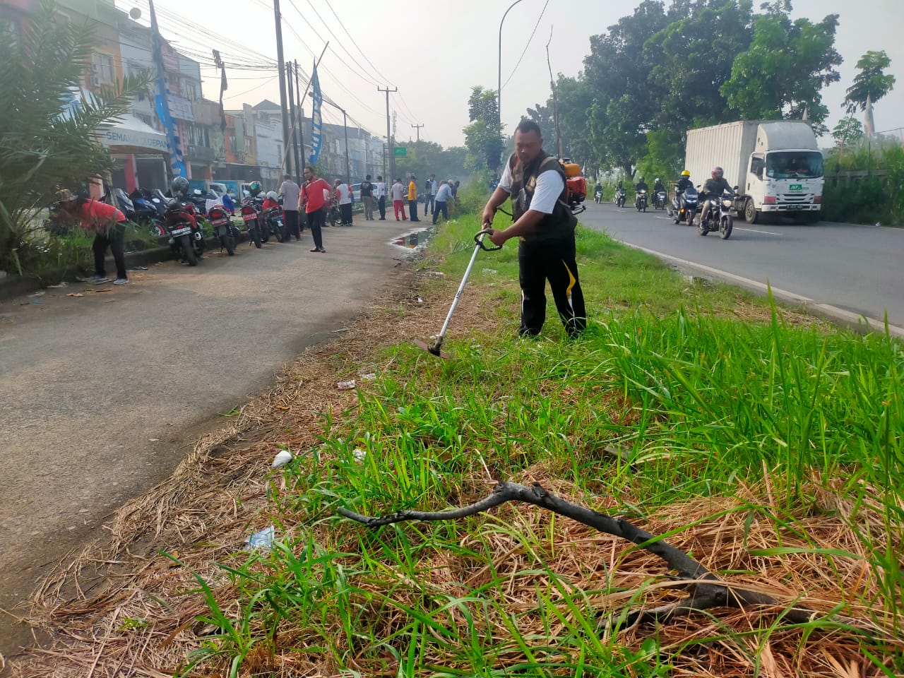 Kecamatan Tambun Selatan Bersih-bersih Jalan Inspeksi Kalimalang pada ...