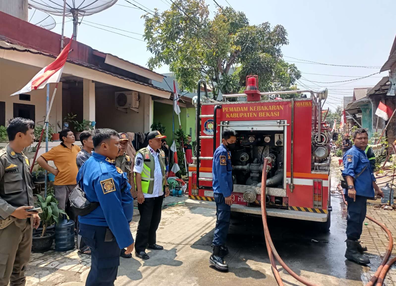 Aksi Sigap Satpol PP Serang Baru Bantu Warga dan Damkar Padamkan Amukan ... Aksi Sigap Satpol PP Serang Baru Bantu Warga dan Damkar Padamkan Amukan ...