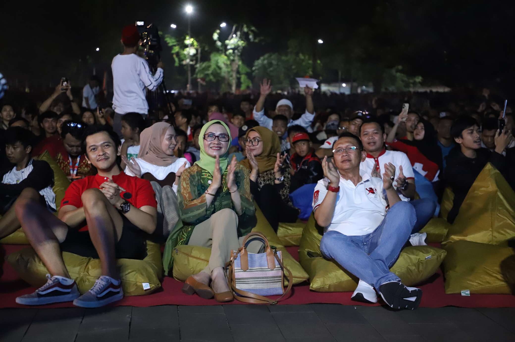 Nobar Bersama Pj Bupati Bekasi, Ribuan Warga Tumpah Ruah di Gedung Juang Nobar Bersama Pj Bupati Bekasi, Ribuan Warga Tumpah Ruah di Gedung Juang