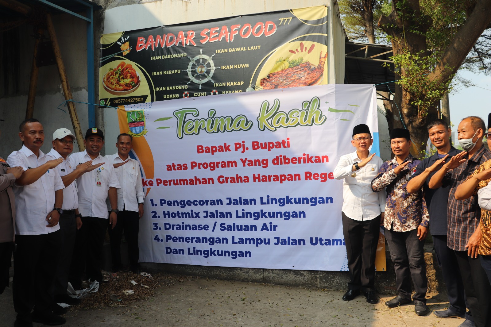 Pj Bupati Bekasi Dani Ramdan Resmikan 68 Unit PJUL di Perum Graha ...